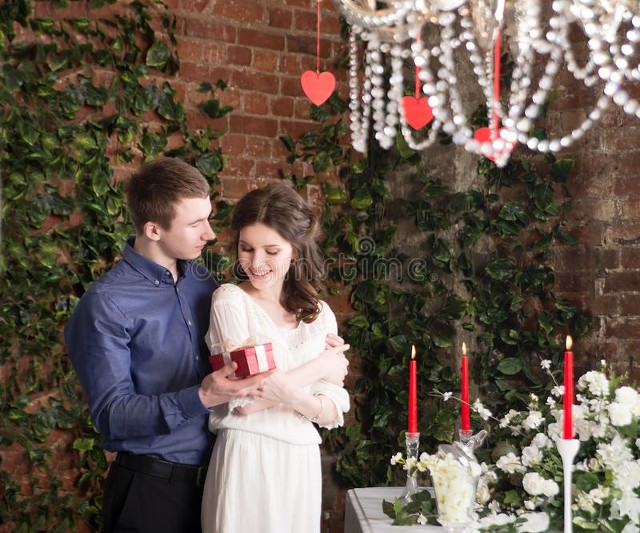 What is the best gift to give to the girl you love? - iNEWS