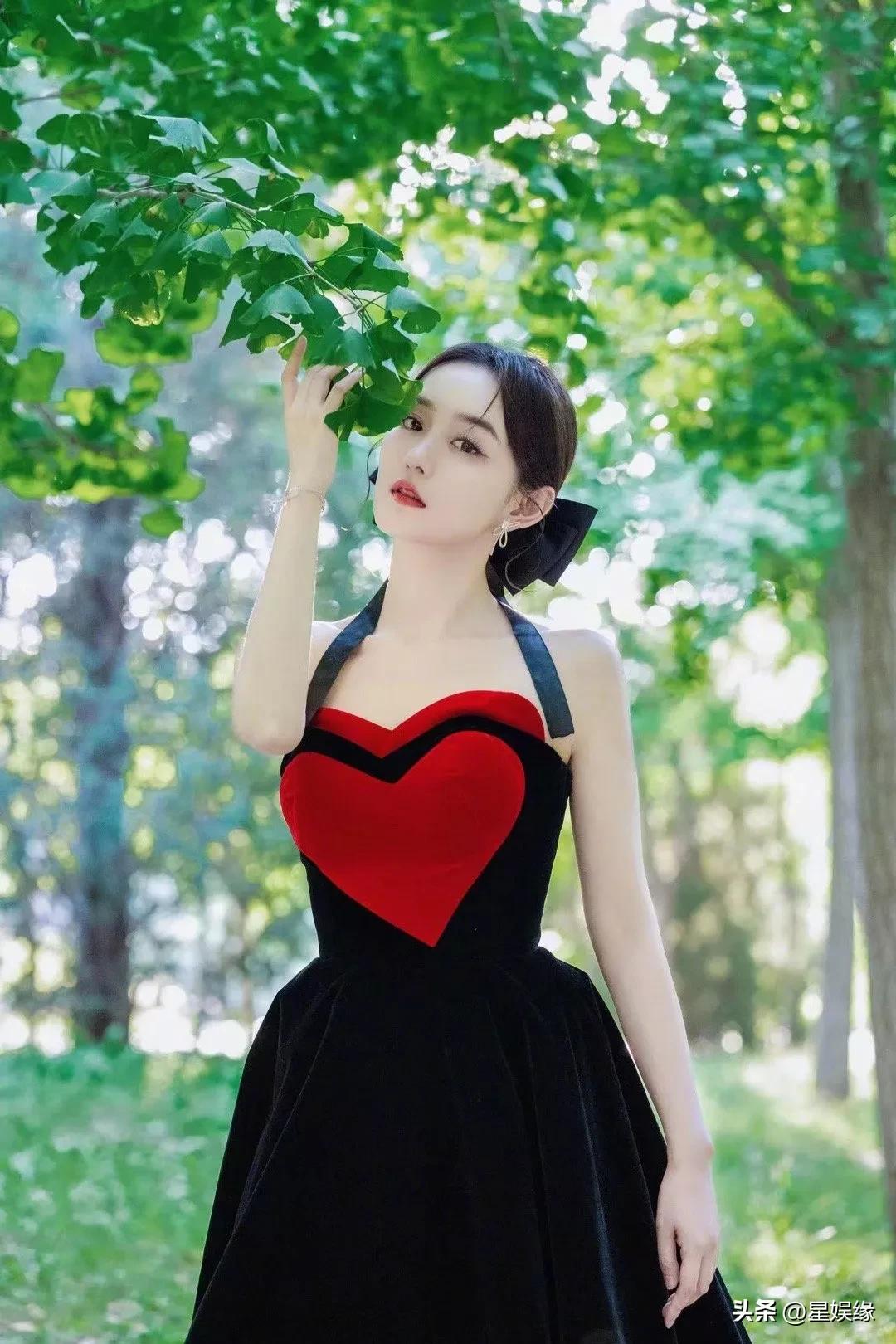 He Hongshan's latest photo, red heart tube top skirt, sister is the ...