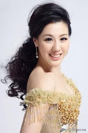 A literary and artistic worker with beautiful crowns, sweet songs, and ...