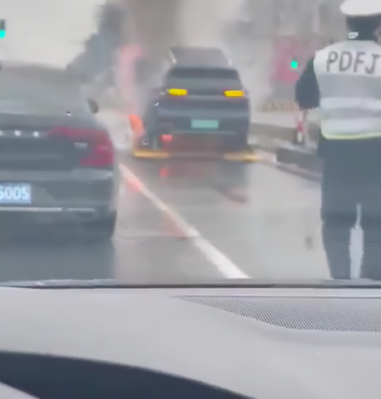 unknown reason!It is suspected that a BYD Tang caught fire on the way ...