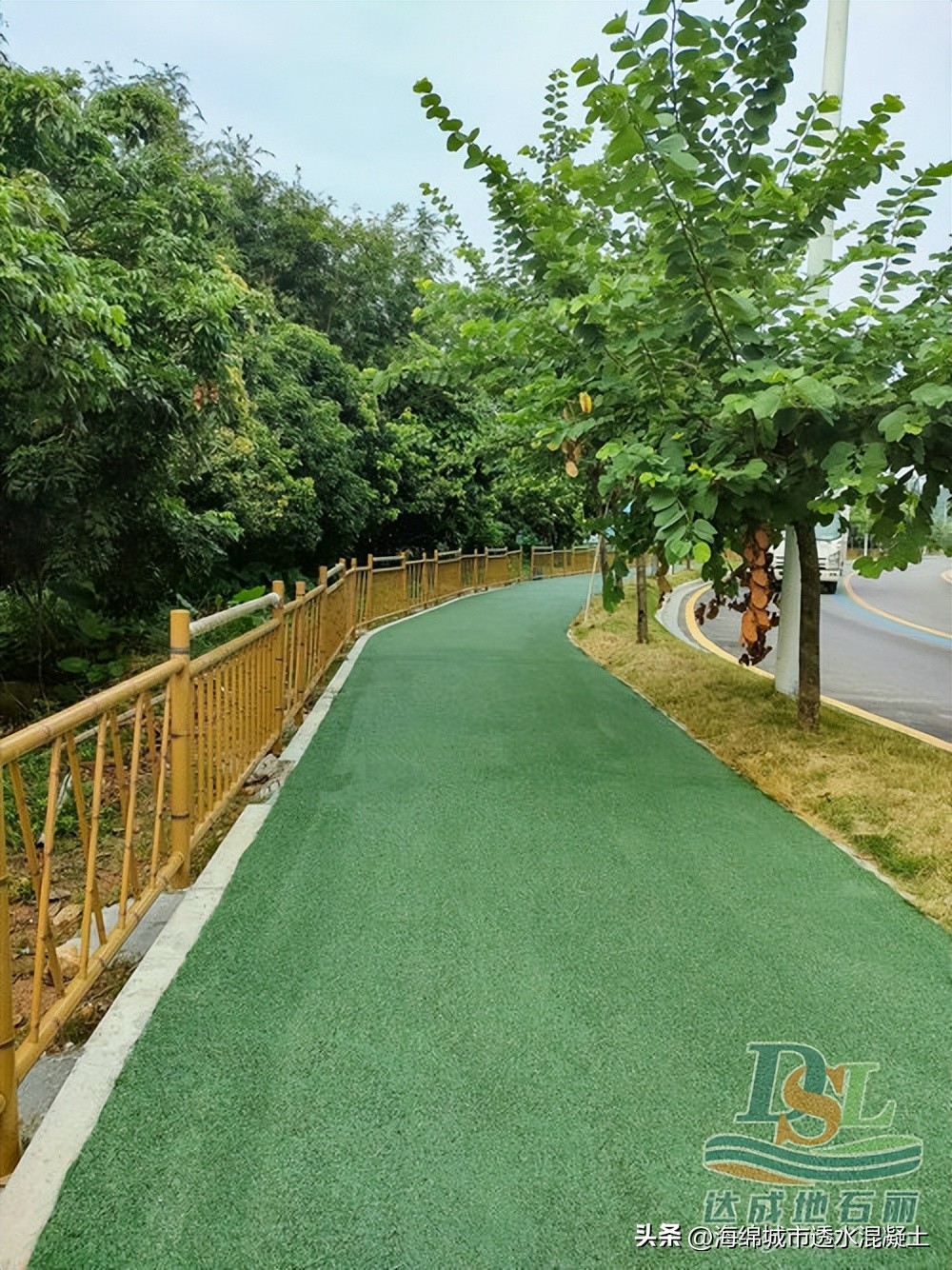 The colored permeable floor makes the ground more breathable, permeable ...