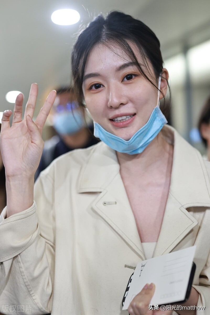 Qiao Xin appeared at Shanghai Hongqiao Airport, interacting with fans with full affinity - iNEWS
