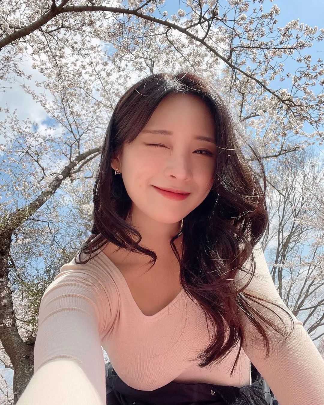 Sexy and charming yoga teacher GgotBBang - iNEWS