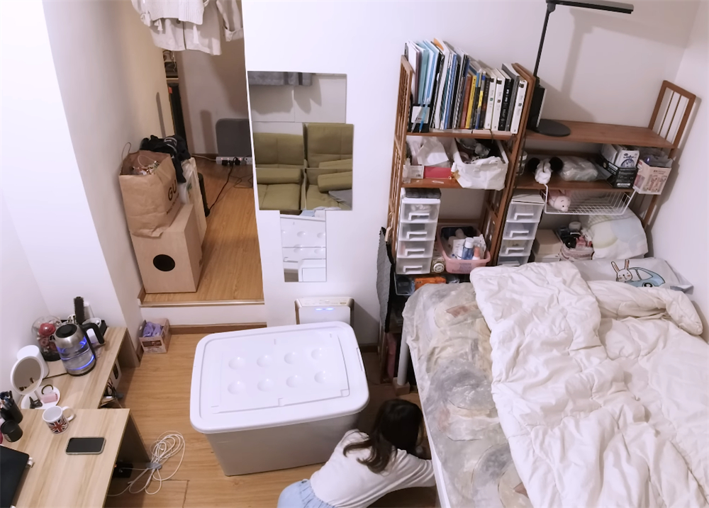 A 25-year-old Hong Kong girl moved out of her parents' house and lived ...