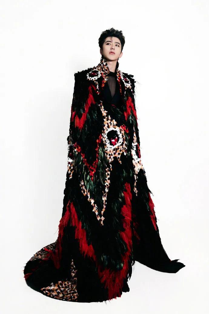 Cai Xukun's high-definition cloak style - iNEWS