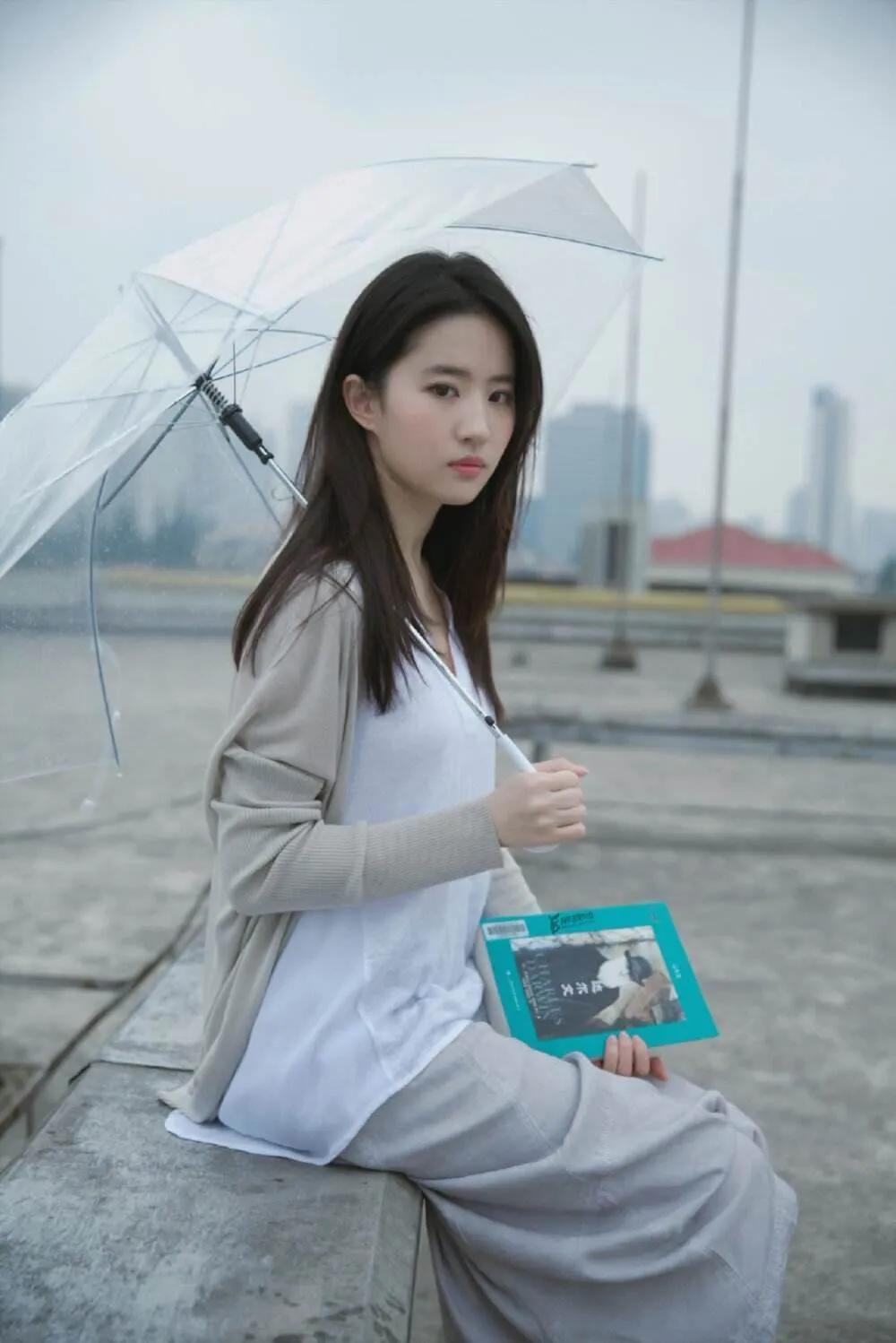 Liu Yifei in life - iNEWS