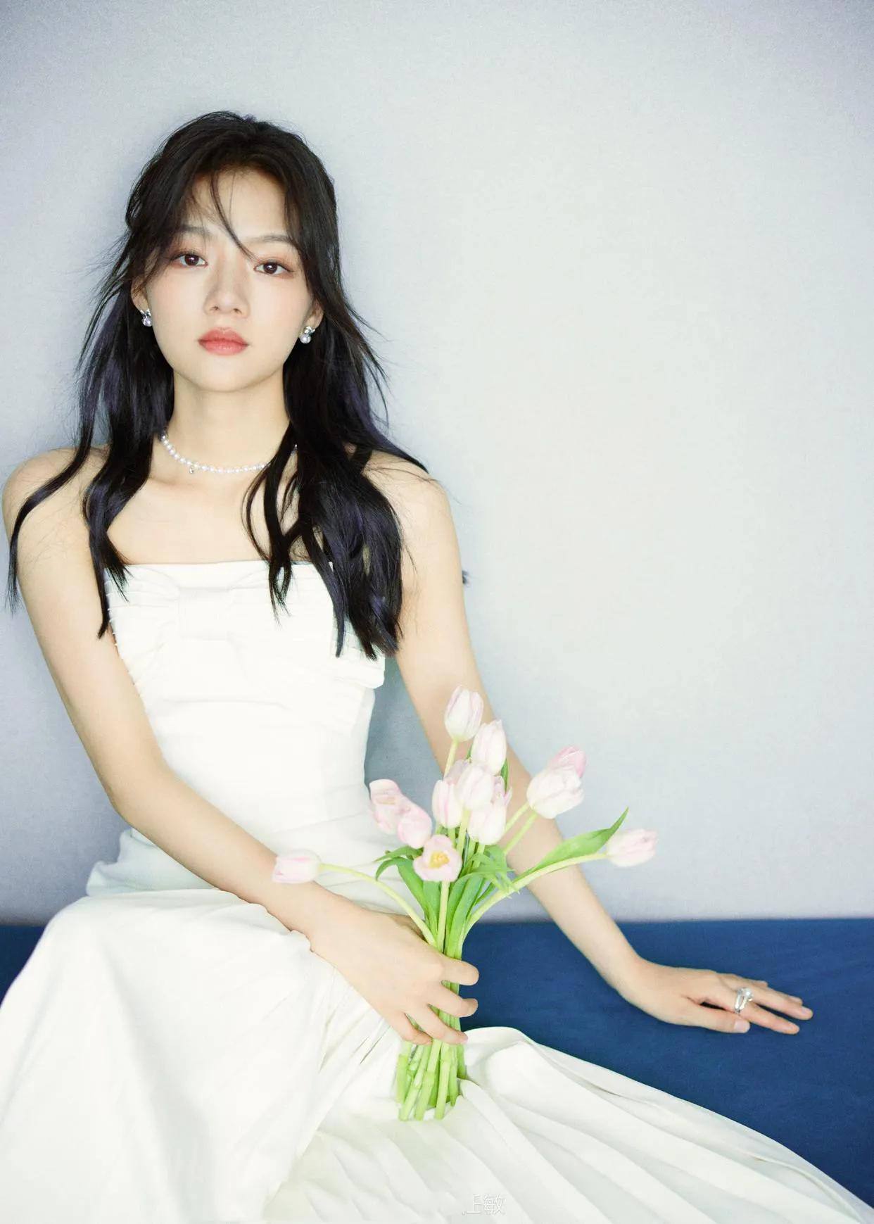 Ren Min's white dress and flowers - iMedia