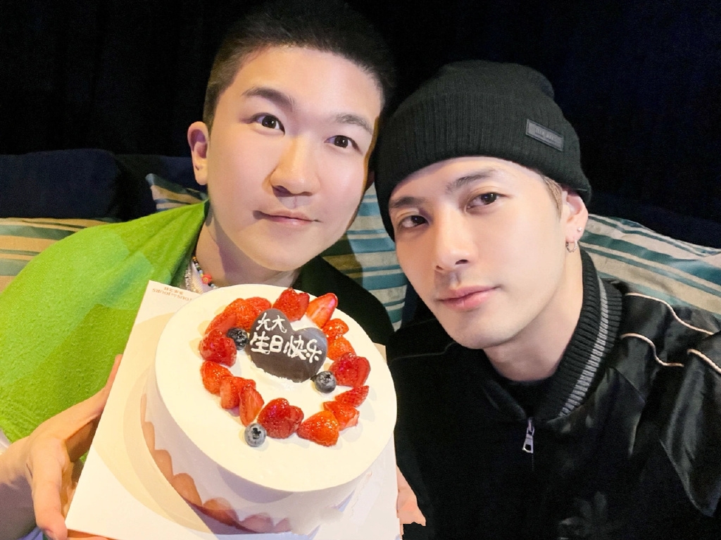 Zhang Dada posted his birthday photos, and many celebrities came to ...