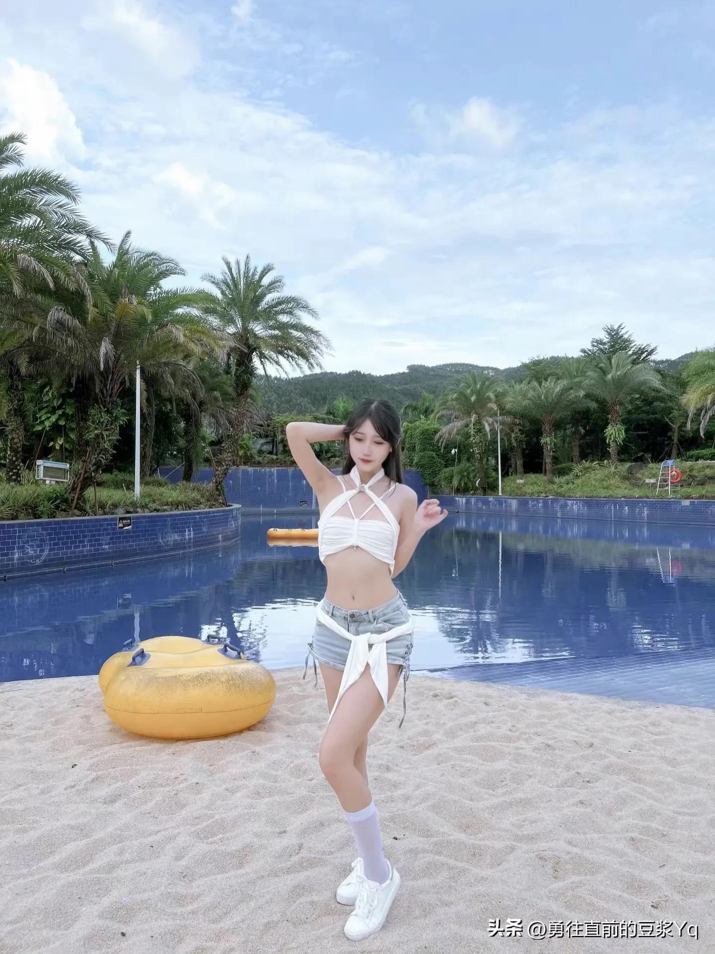 White silk denim shorts with YYDS - iNEWS