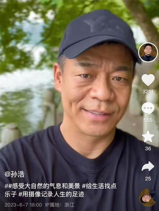 Actor Sun Hao appeared in Fuchunjiang, Hangzhou, with gray and wrinkled temples, posing with his ...