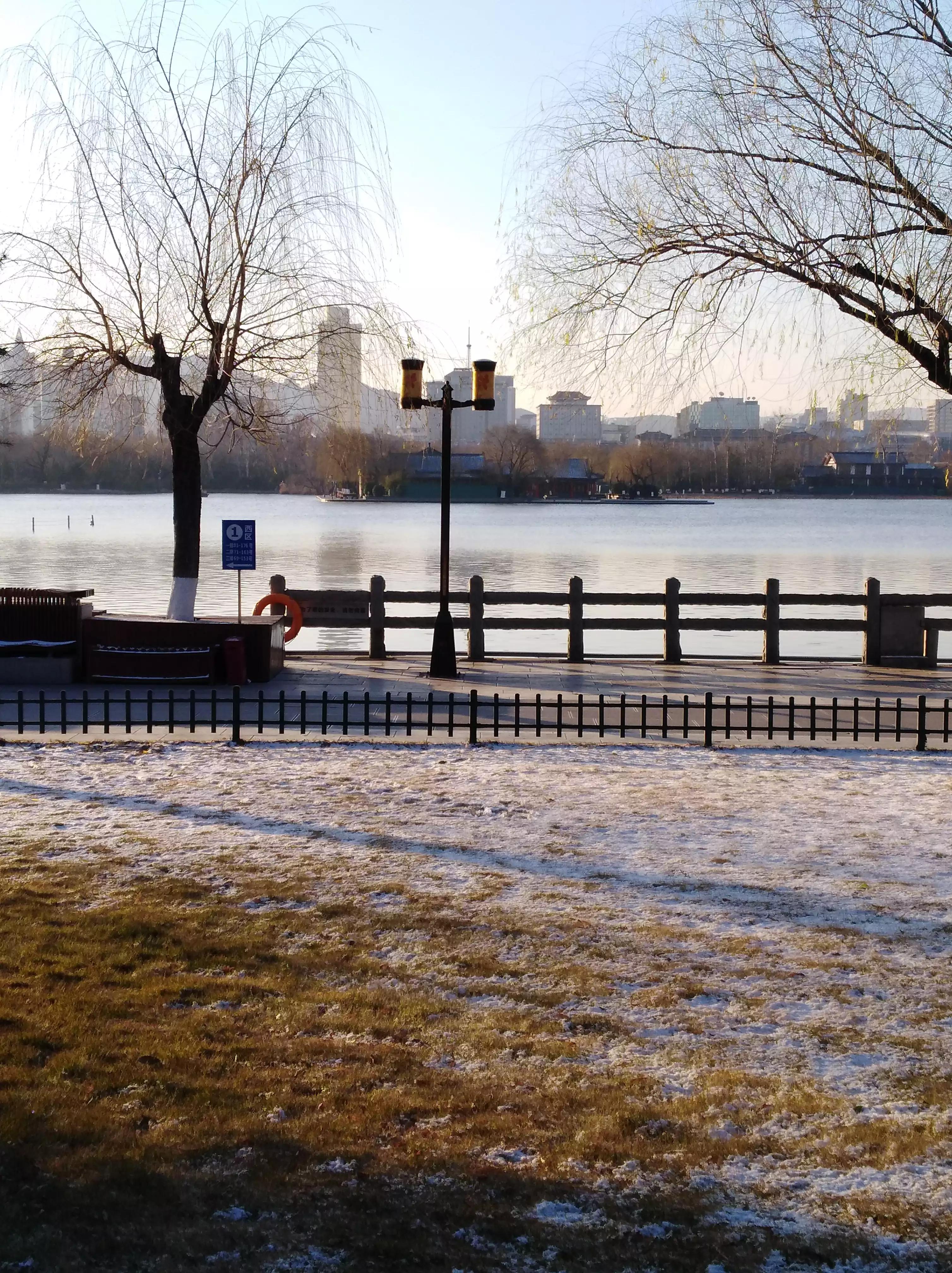 Walk around Daming Lake in the morning - iNEWS