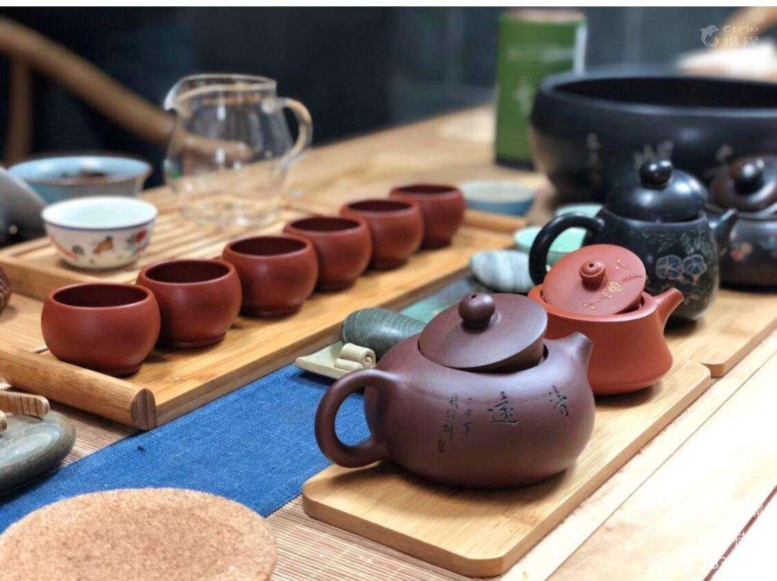 They are both cups for drinking tea, so why distinguish between "host ...