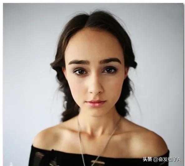 The mysterious Brazilian model Deborah Silva, with an angel face and a ...