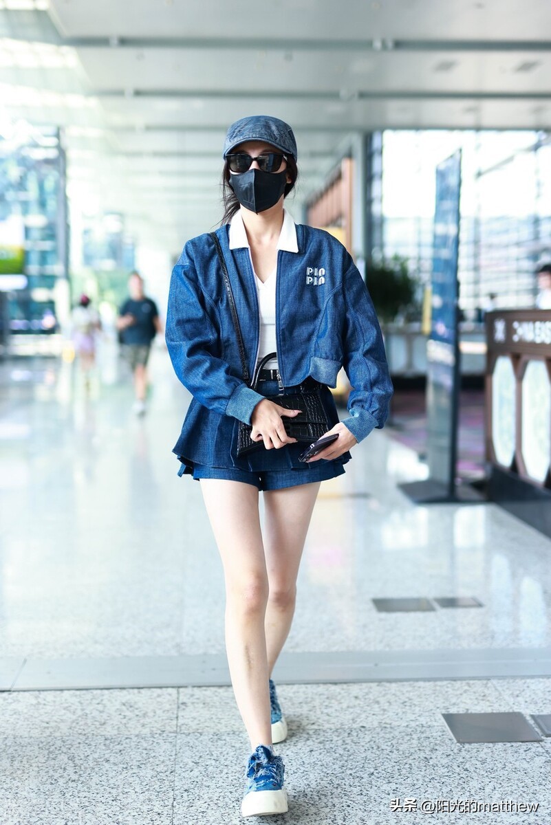 Sun Rui appeared at the Shanghai Airport, wearing a denim jacket with a ...