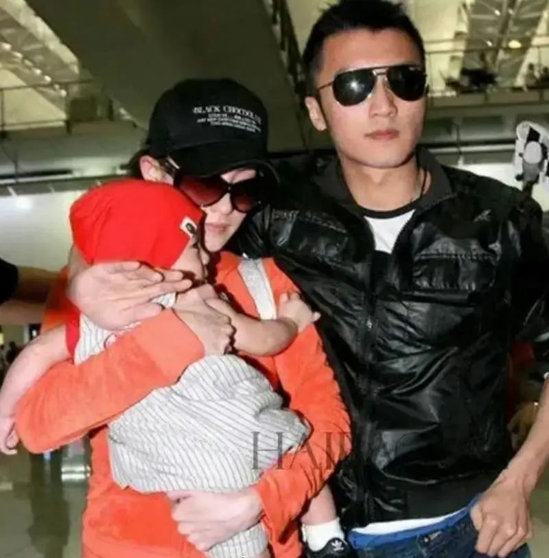 Nicholas Tse and his eldest son returned to Hong Kong, the father ...