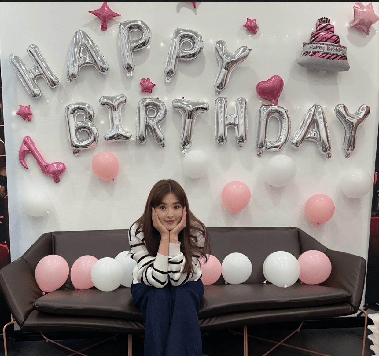 Zhang Hanyun took a group photo with Li Chun and Wang Ju on her 34th ...