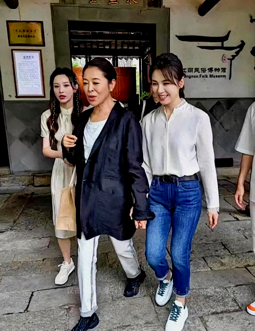Ni Ping was photographed on the street, revealing that she is much more ...