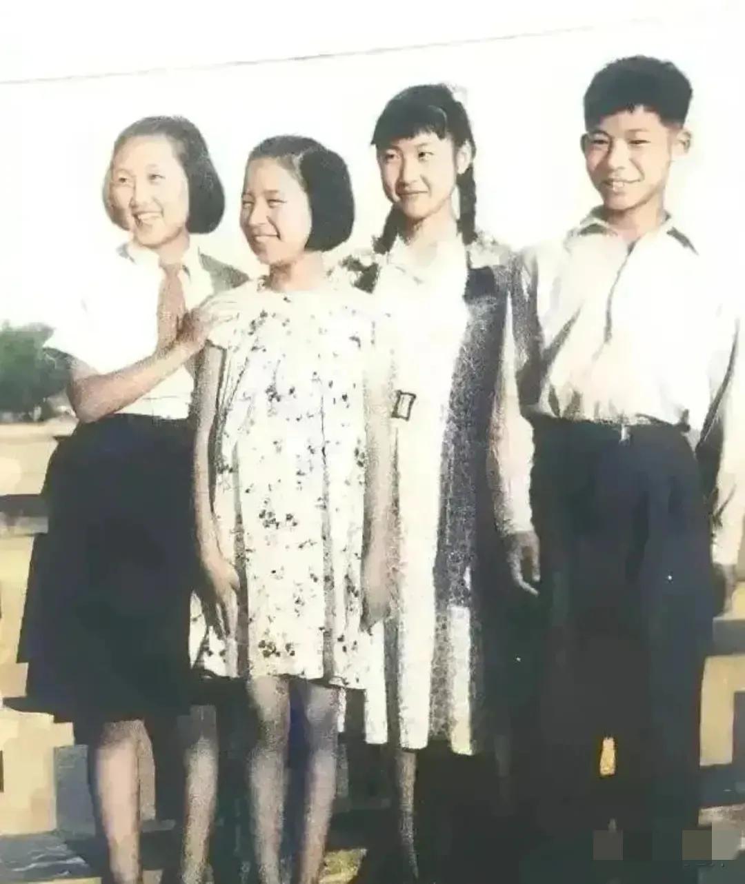In 1952, a rare group photo of Li Na, Zhou Bingde, Li Min, and Chen ...