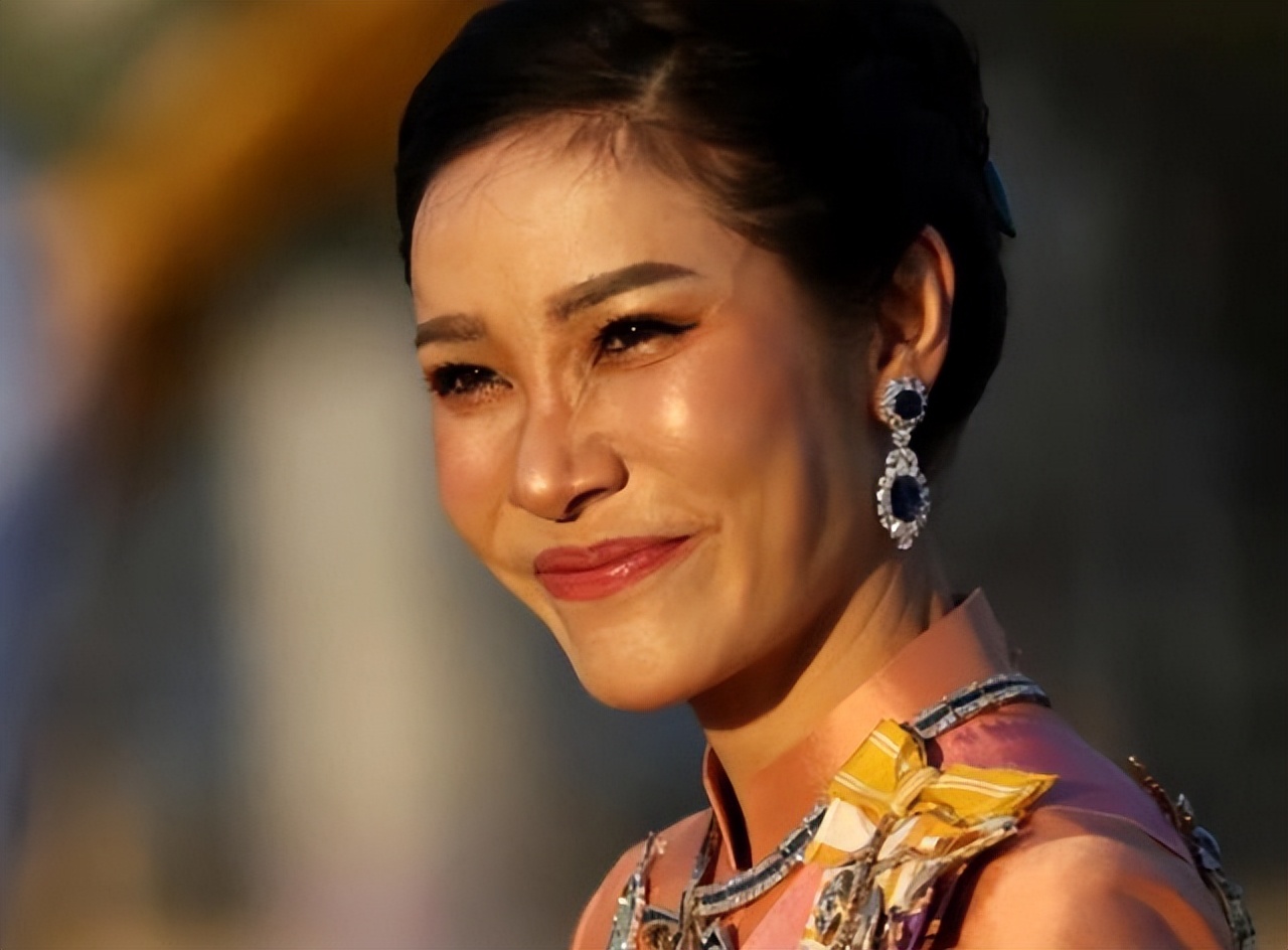 The 37-year-old Sinina finally came out and posted a golden wedding ...