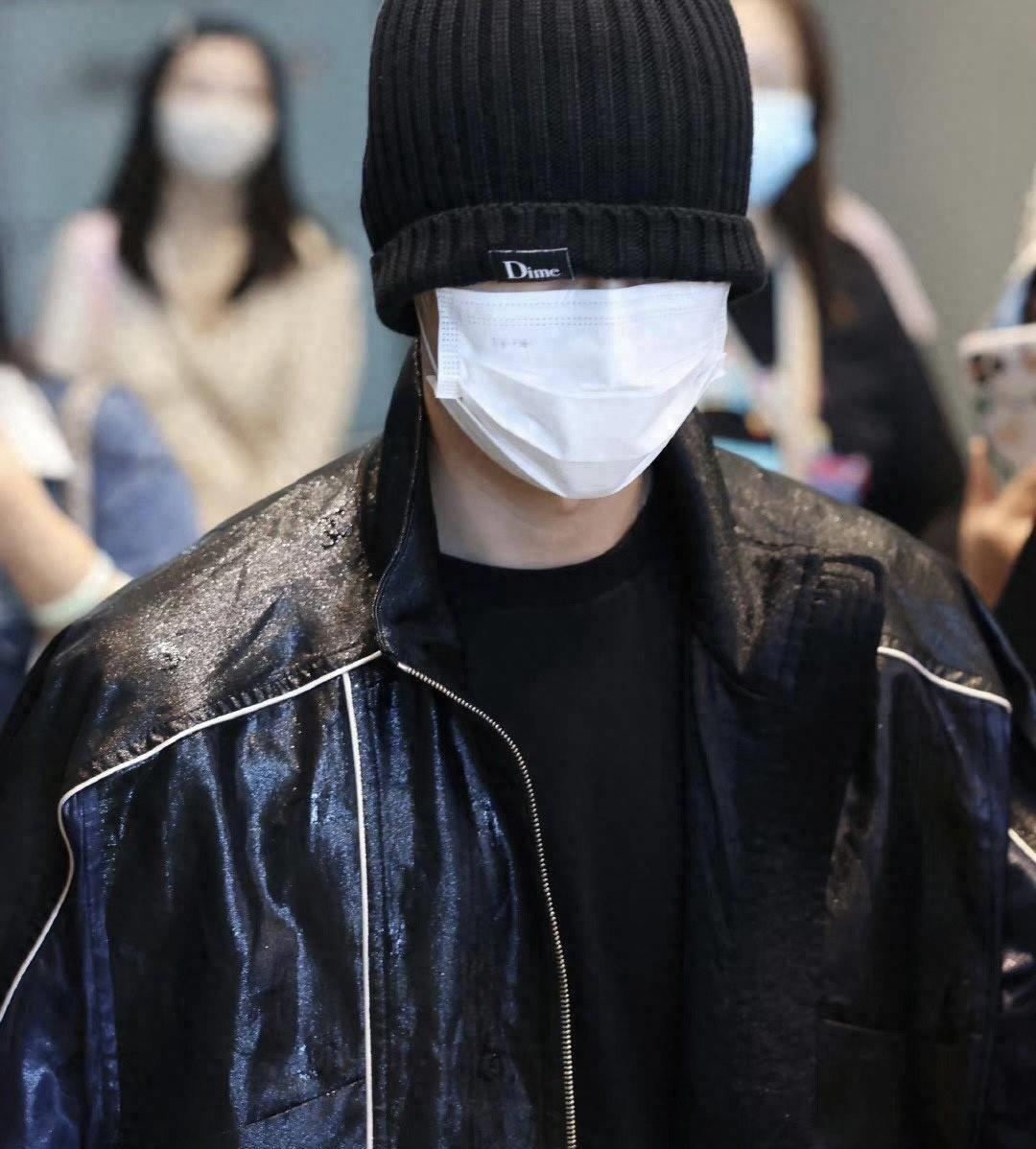 Original Wang Yibo went to Paris in a cool black outfit and appeared at ...