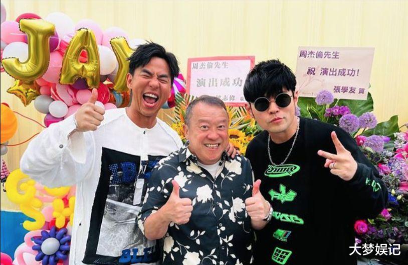 Jay Chou Hong Kong sang "Backstage is full of big coffee flower baskets ...