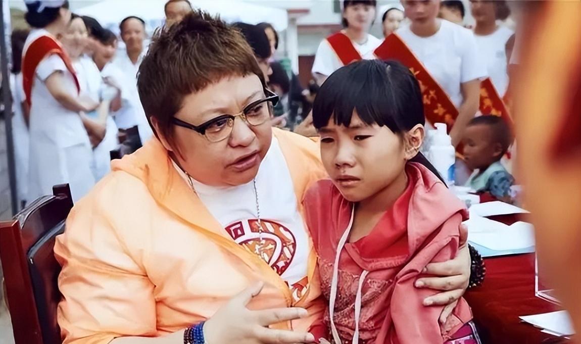 Han Hong, who lost her father at the age of 6, spent all her money on ...