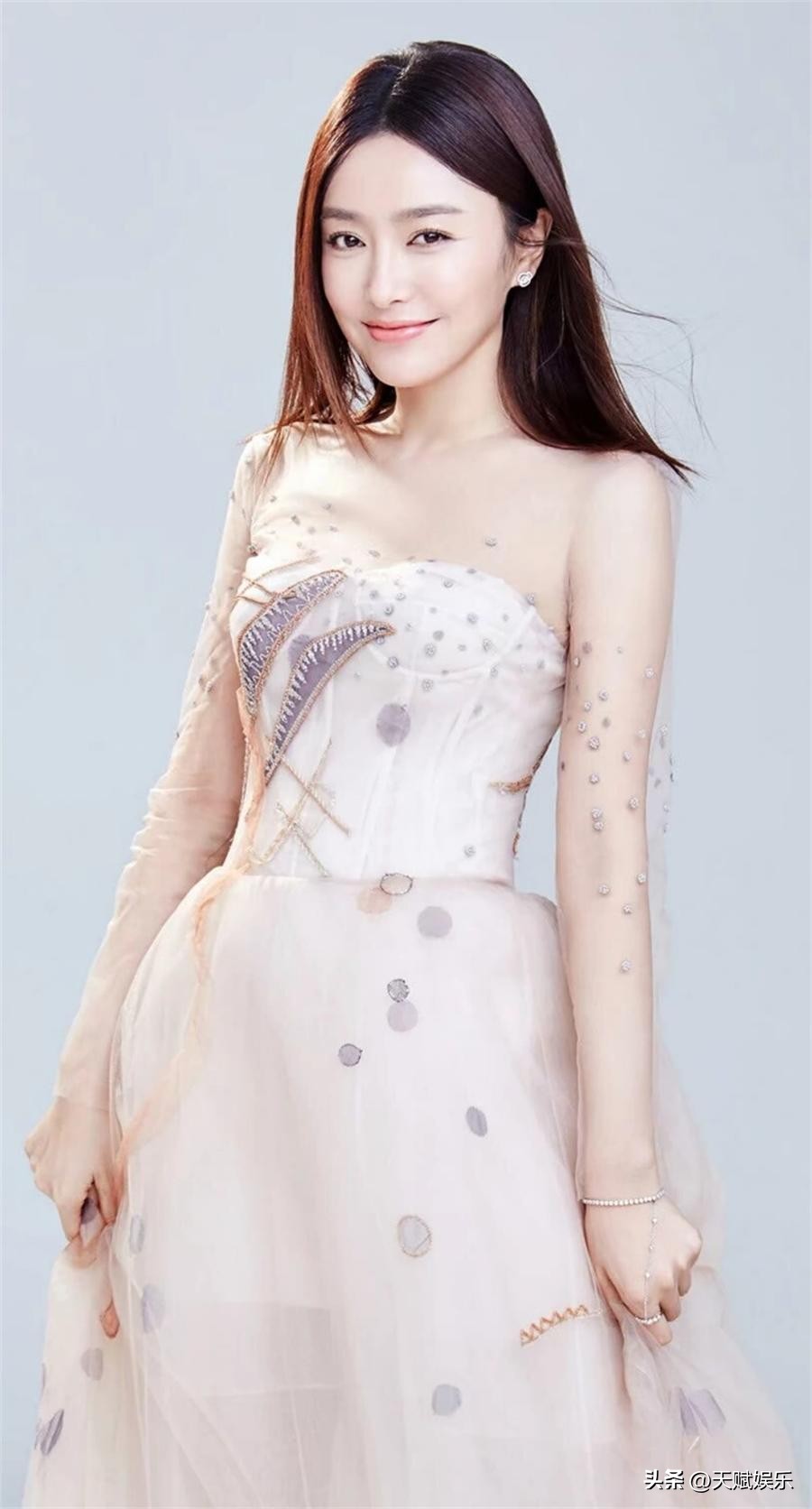 Actress and singer Qin Lan's photo album "Twenty Eight" - iNEWS