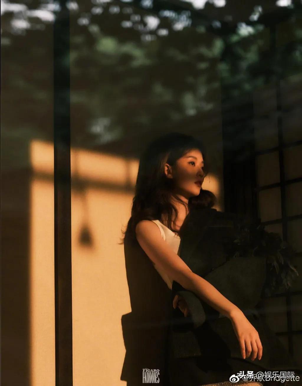 Qiao Xinxiu's slender shoulders and neck under the light and shadow of delicate facial features ...