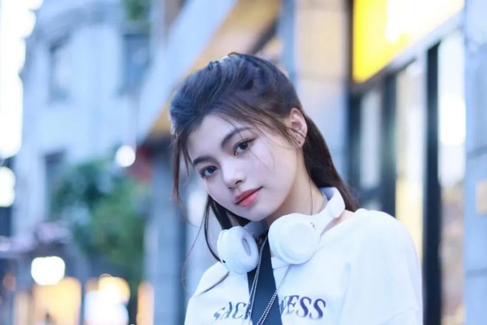 Zhu Yike's latest single "Sun" is online, are you lonely? Hug it! - iMedia