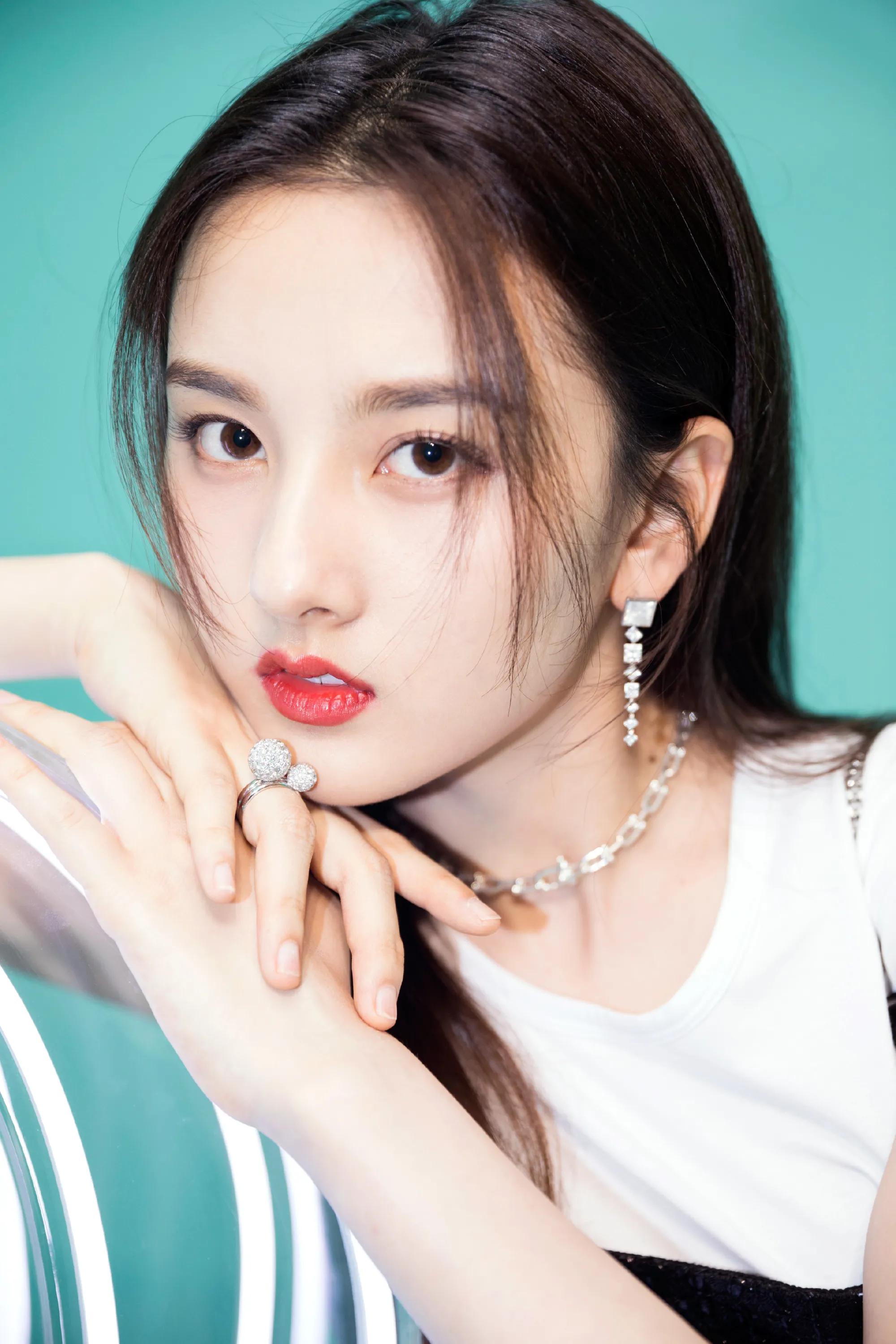 Beautiful picture of Song Zuer - iNEWS