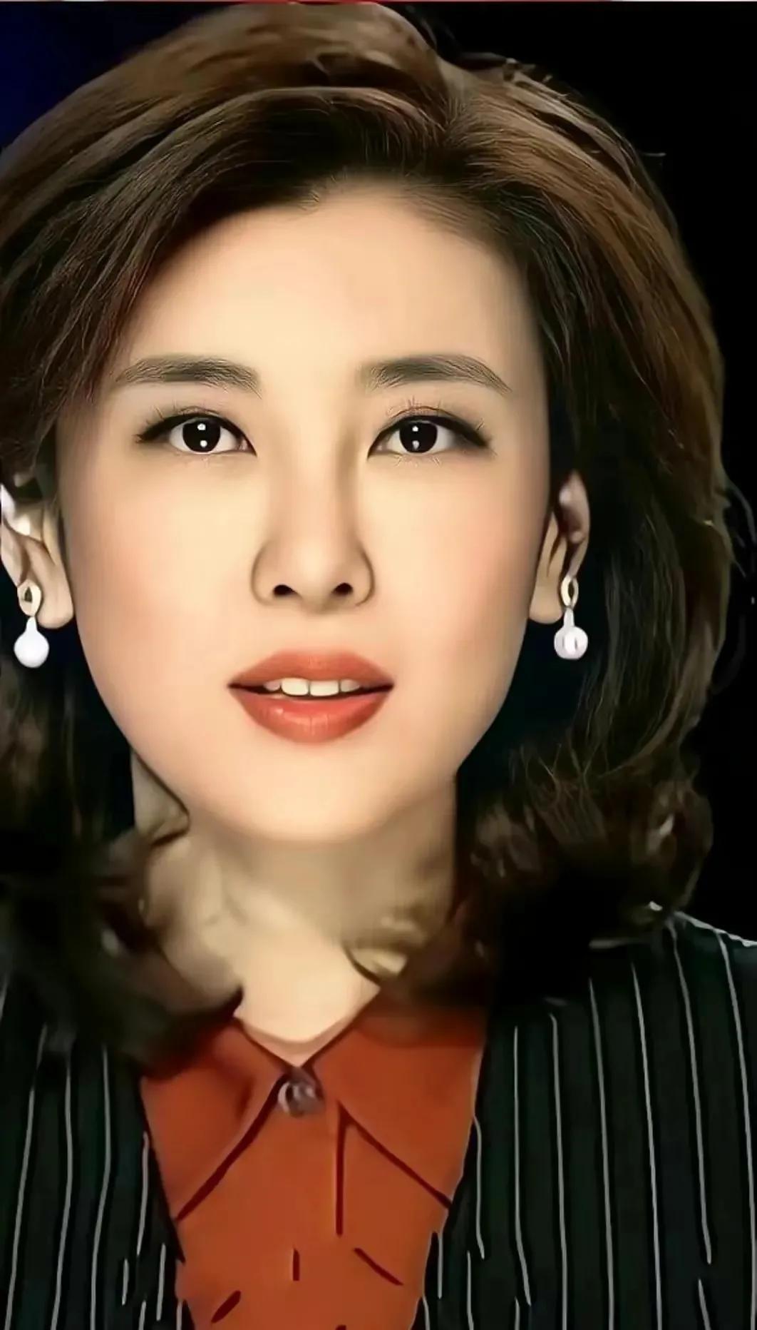 The ten most heartwarming photos of CCTV host Li Hong - iNEWS