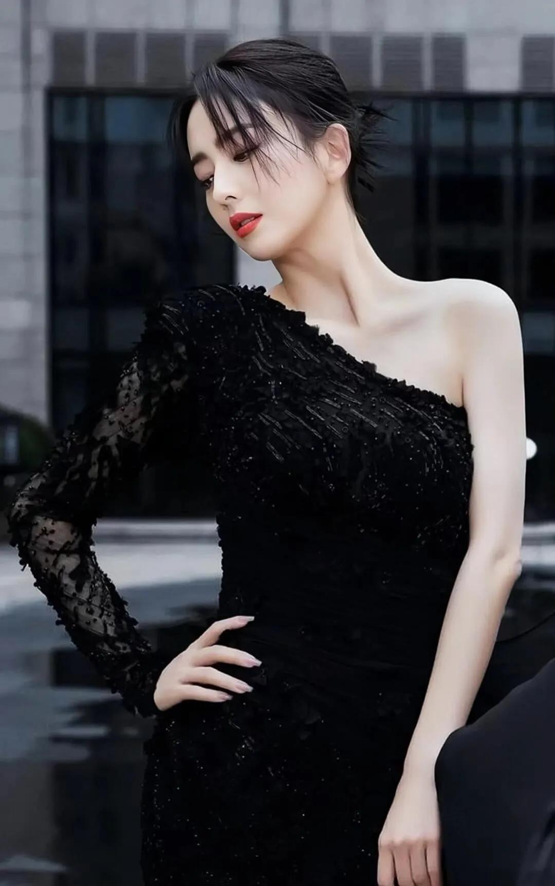 Tong Liya's pear vortex is sought after, and her smile is overwhelming ...