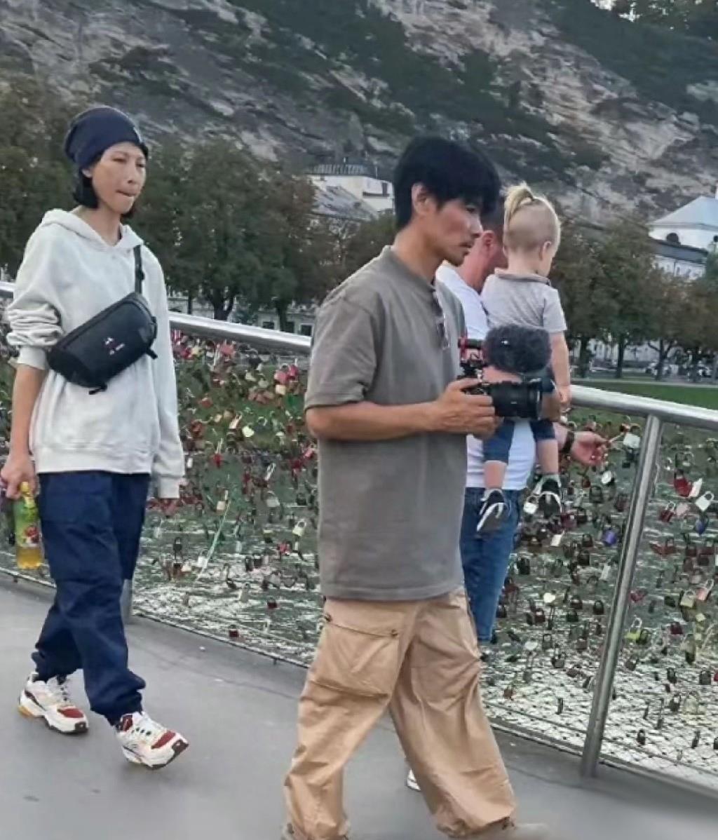 Cai Shaofen's family traveled to Switzerland, and Zhang Jin took photos ...
