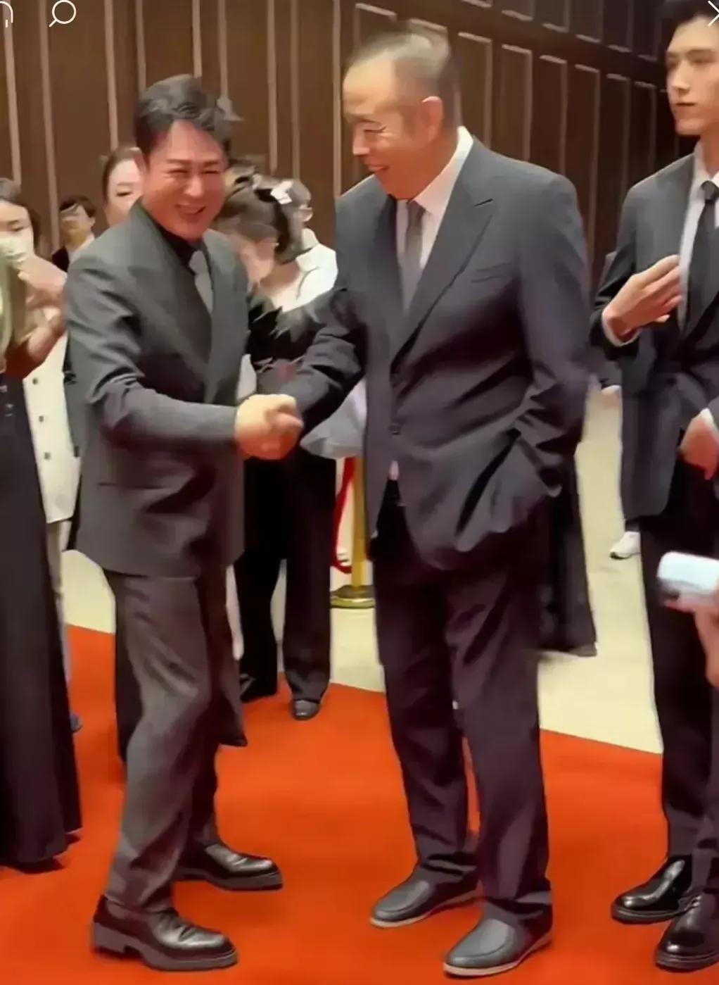 Chen Kaige shook hands with Zhang Songwen with his left hand in his ...