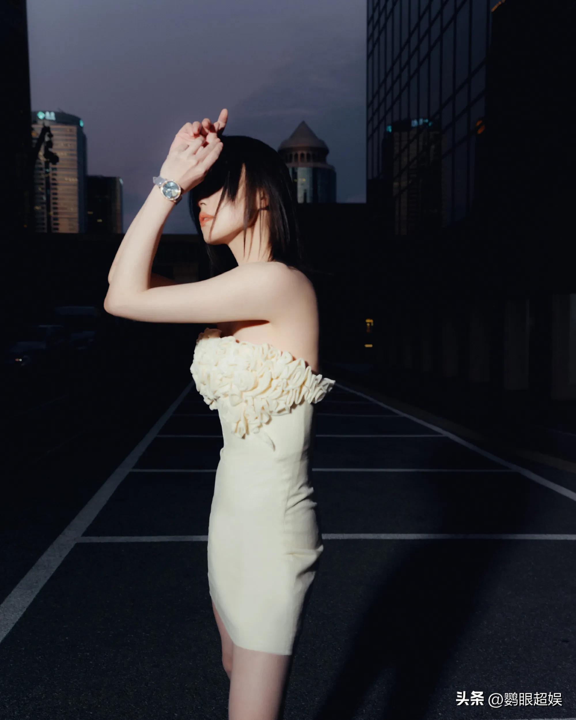 Ni Ni's white rose tube top skirt photo, pure white roses bloom in ...