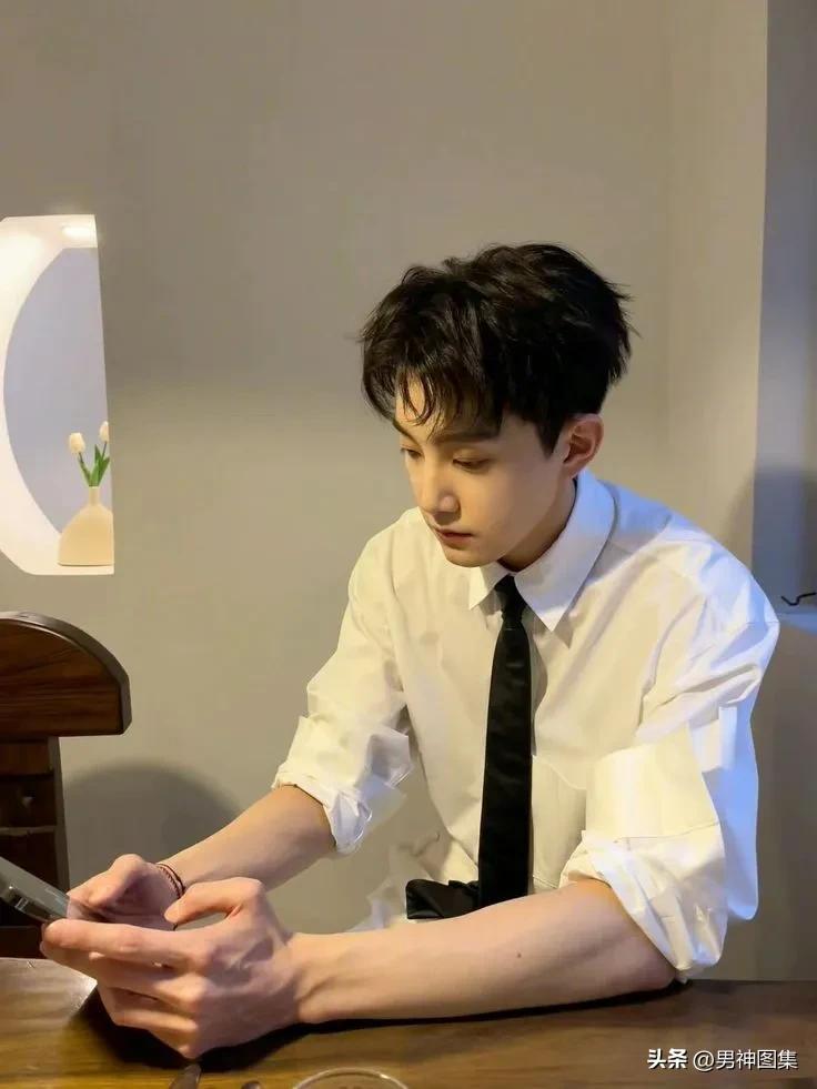 Seeing the handsome and lovely Fan Shiqi in Overcoming Toughness - iNEWS