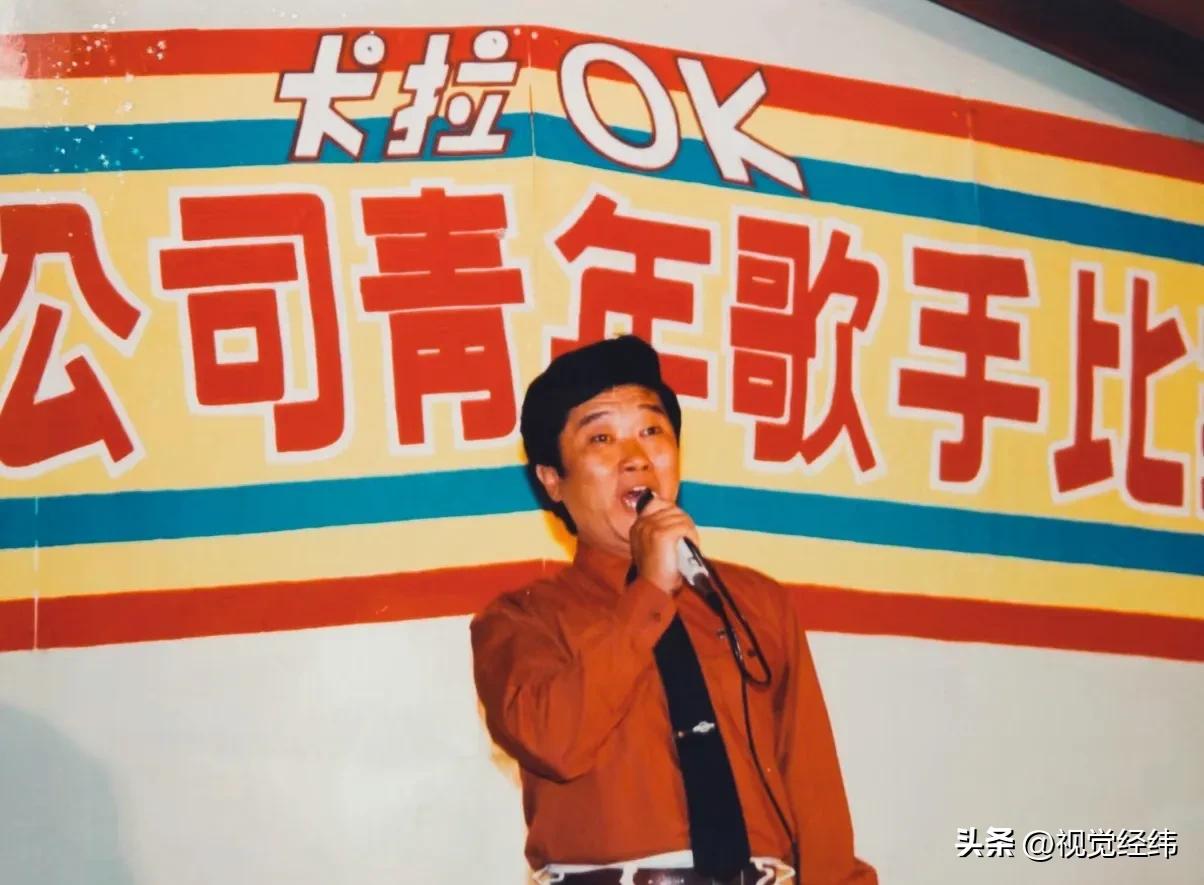 Today, 40 years ago, I took a group photo with singer Wu Yanze - iNEWS