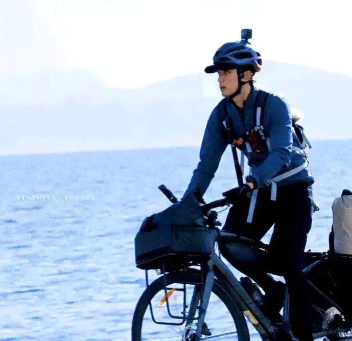 Wu Lei responded funnyly to passers-by while riding in Xinjiang, and ...