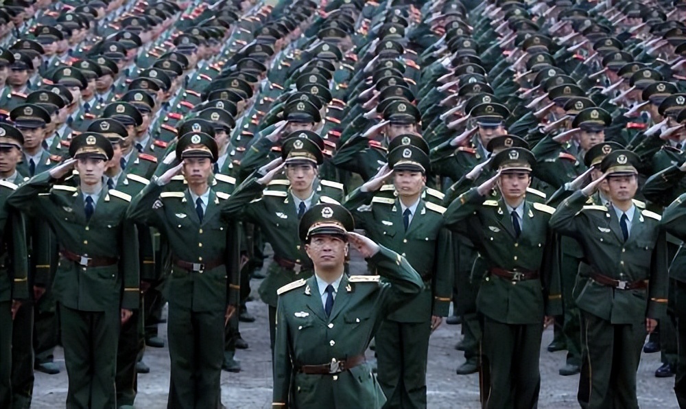He is China's "one-armed hero" who salutes the army with his left hand ...