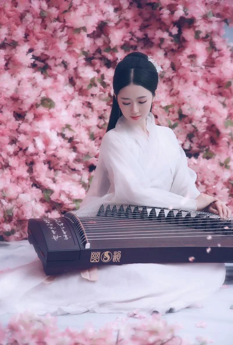 Playing Guzheng to Cultivate Classical Beauty - iNEWS
