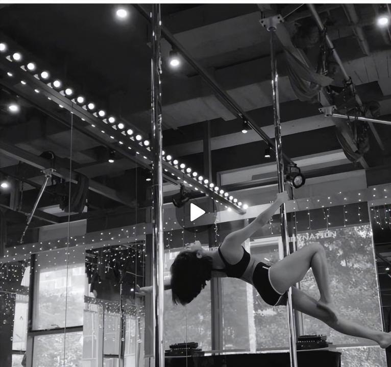 Zhao Yihuan's "pole dancing photos" went viral! Who is drooling? - iNEWS
