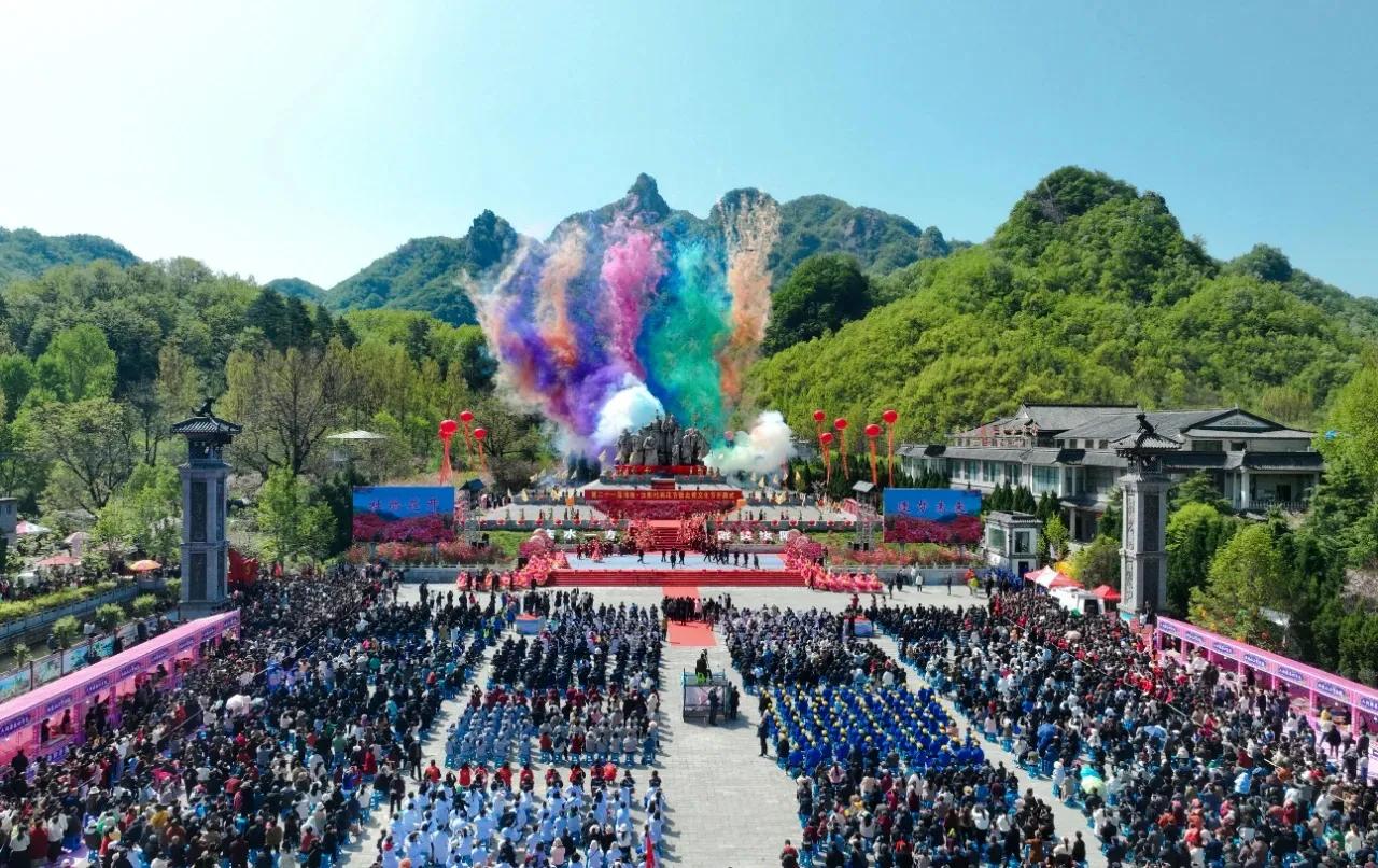 Another year of rhododendron red, the drunken beauty of Ruyang welcomes ...