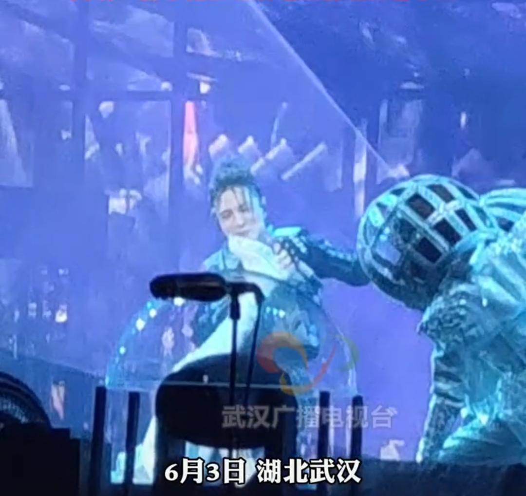 Joker Xue's concert is so fun! Take off your girlfriend's shoes ...