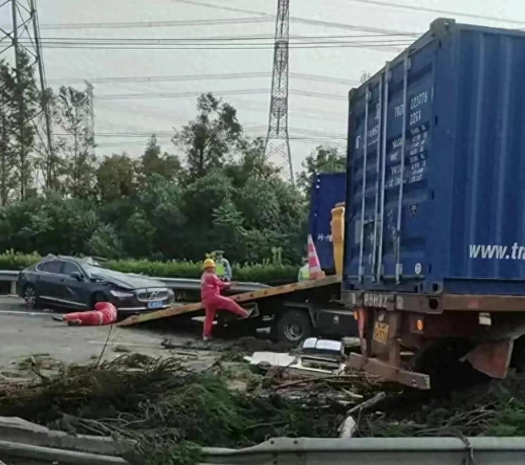 Shocking car accident! The horrific truth is exposed! - iMedia