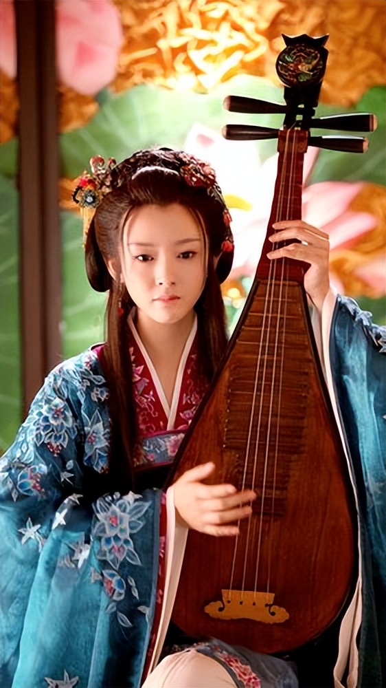 Acting as a female supporting role but not losing to the heroine, an ...