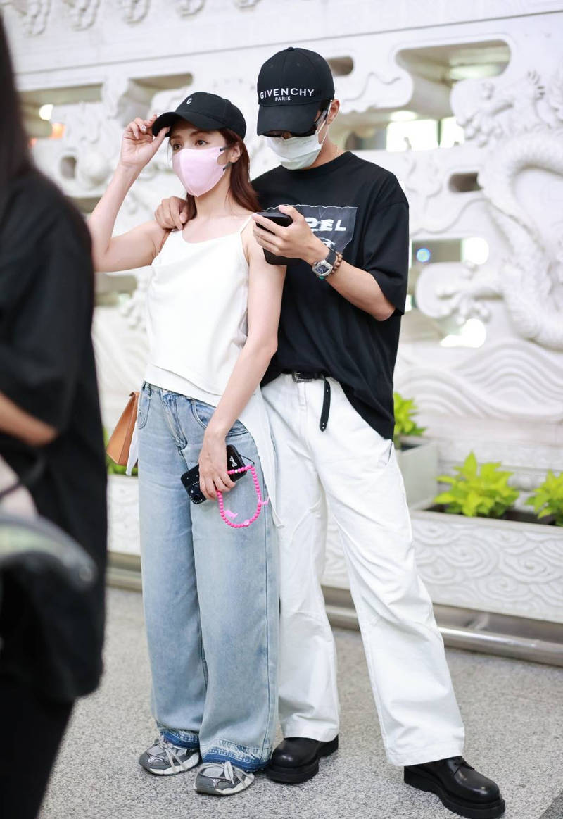 Jiang Chao Madina and his wife showed up at the airport. The two wore ...