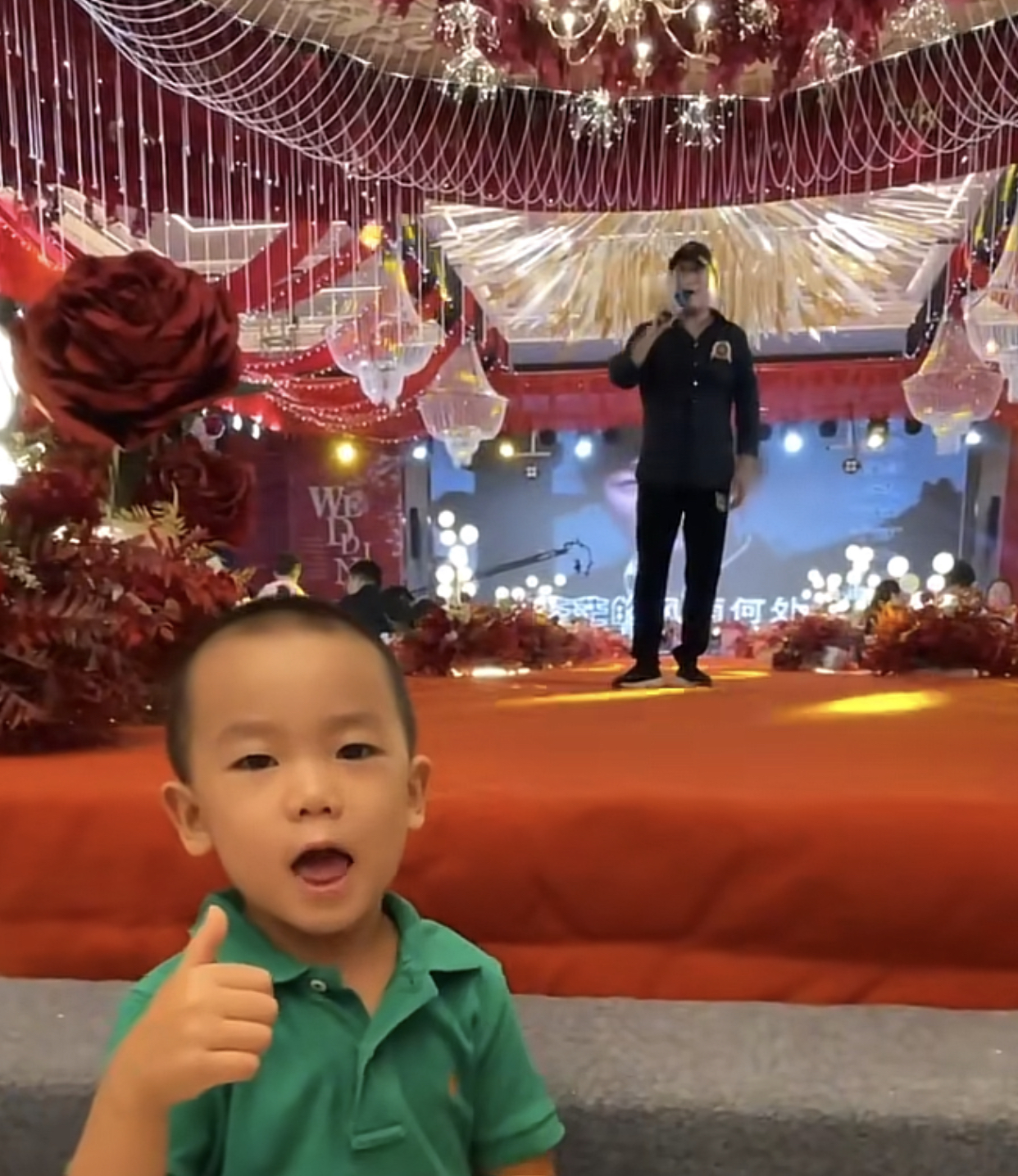 Xie Dong appeared in a business performance and hugged the female fans ...