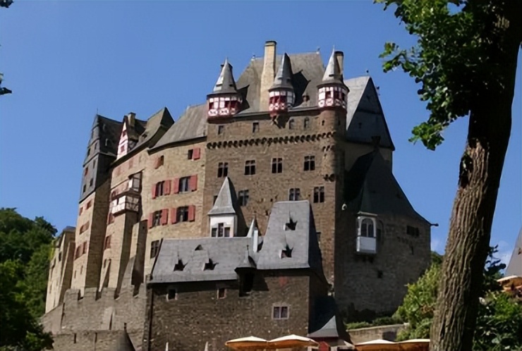 What are the characteristics of German castle architecture to resist ...