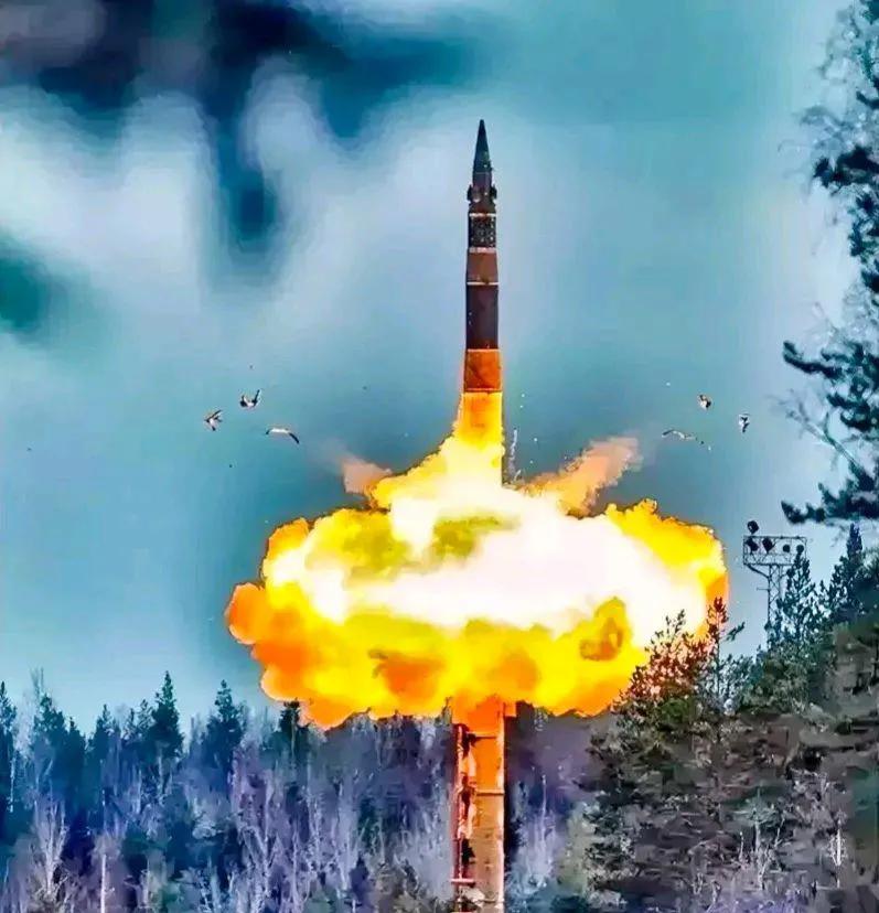 Dongfeng-27 sinks the mobile target ship in the South China Sea! - iNEWS