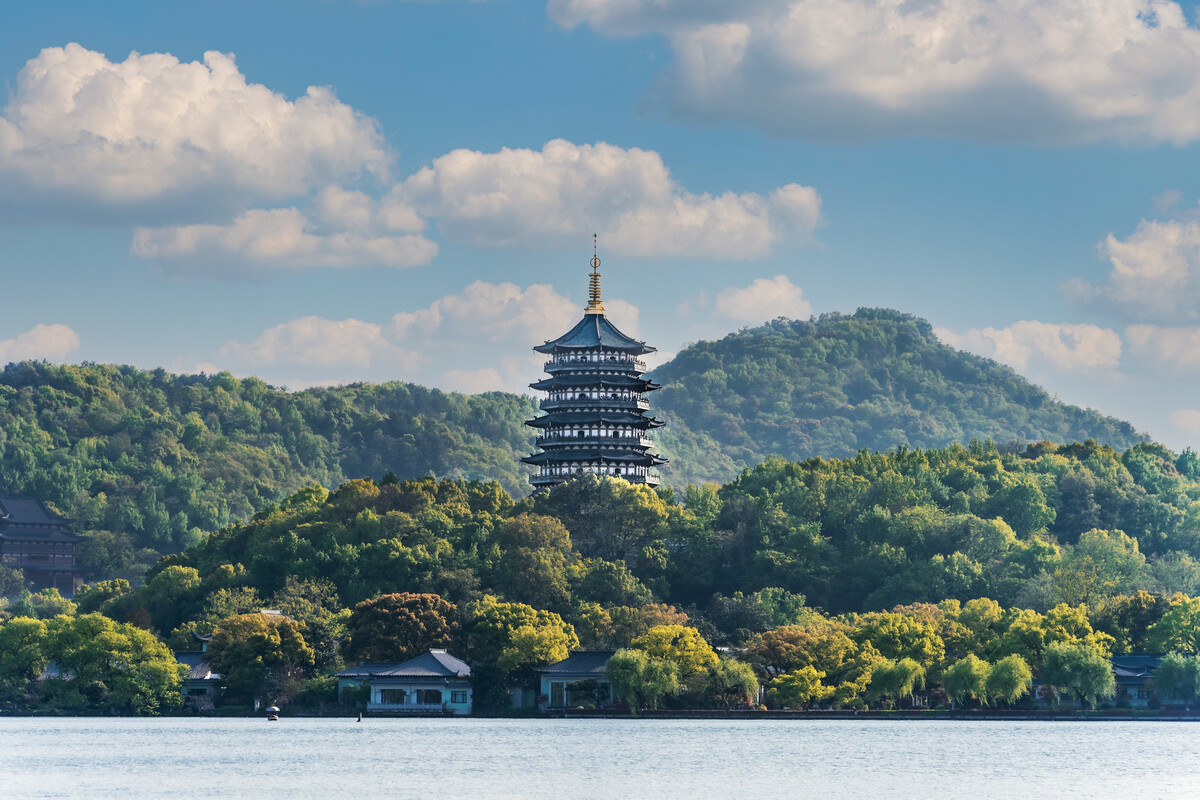 A classic poem by Bai Juyi, which expresses the girl's shyness to the ...
